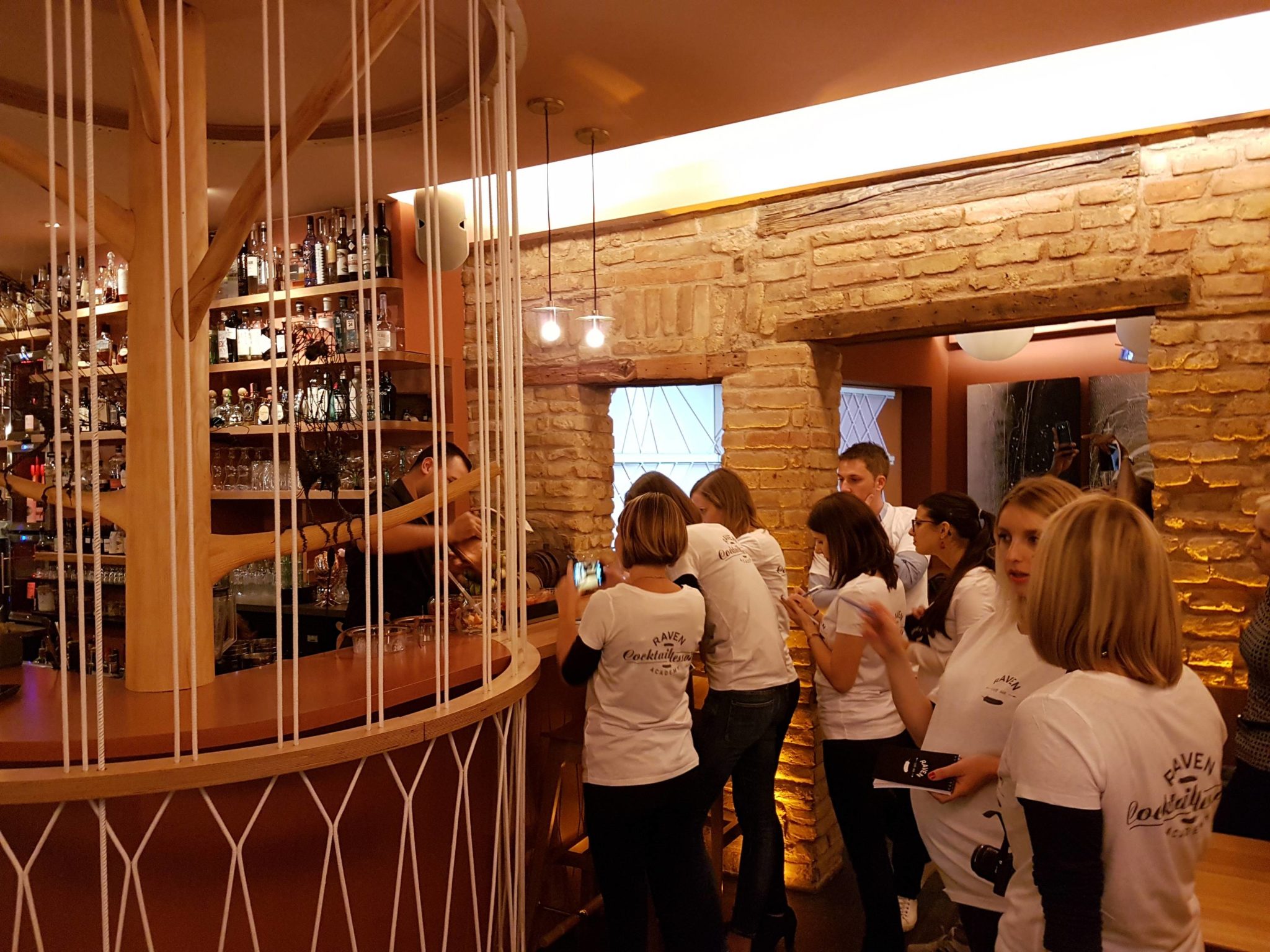 Initiation aux cocktails au Raven bar entre blogueurs