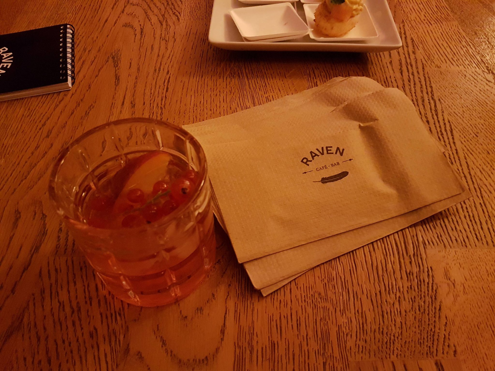 Initiation aux cocktails au Raven bar entre blogueurs