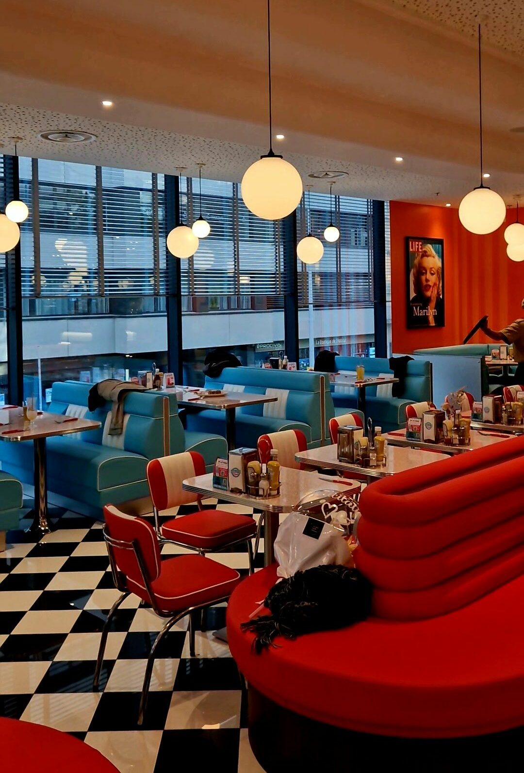 Holly’s Diner Strasbourg : Le plus grand restaurant fifties de France ...